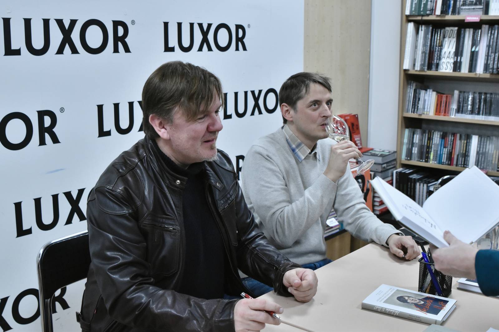 Michal Hrůza pokřtil v Luxoru svou biografii Nebudu ti lhát | iREPORT ...