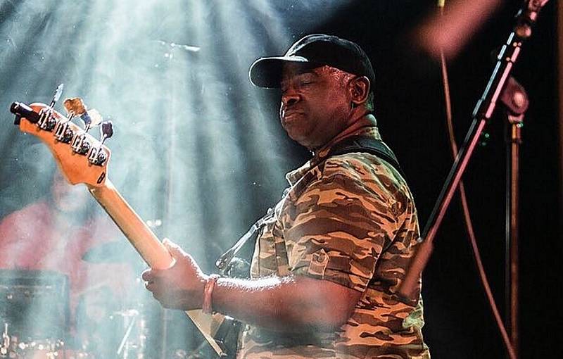 Při autonehodě zemřel baskytarista Jamiroquai Derrick McIntyre ...