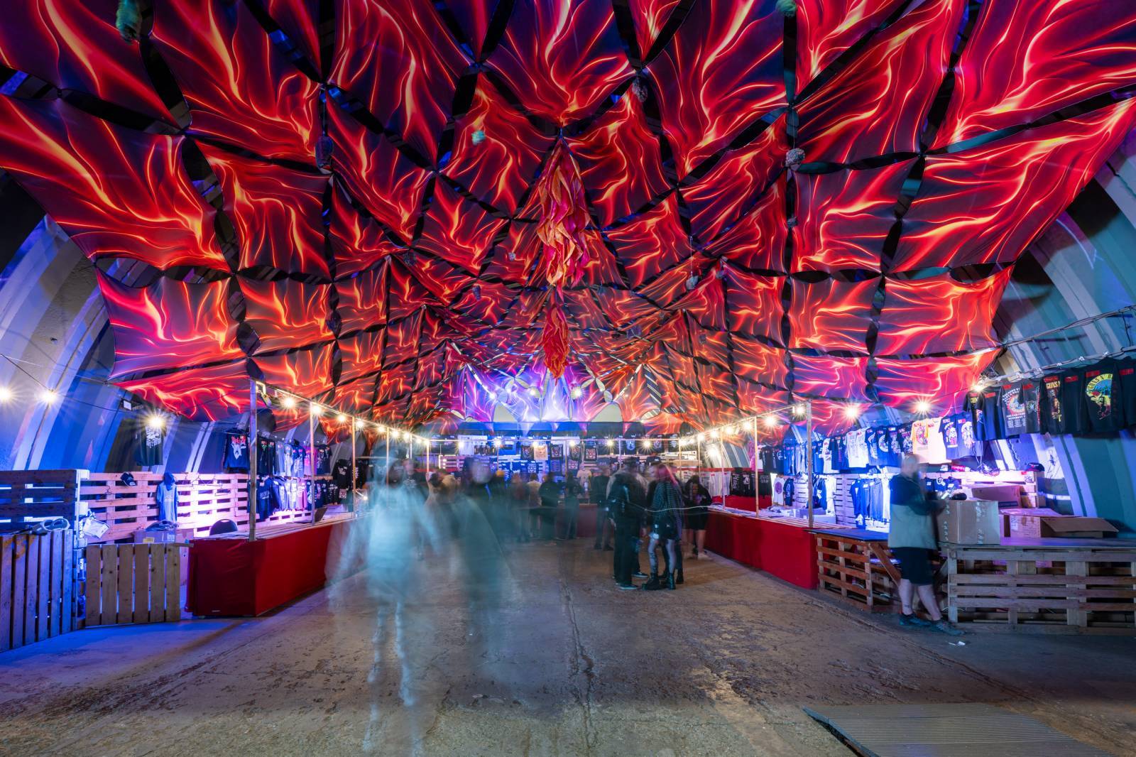 LIVE: Rock for People, den první. Oslnivá Poppy, povídavý Grandson a ...